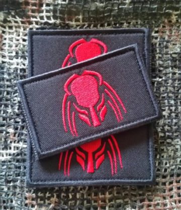Patch Predator Jäger rot mit Klett